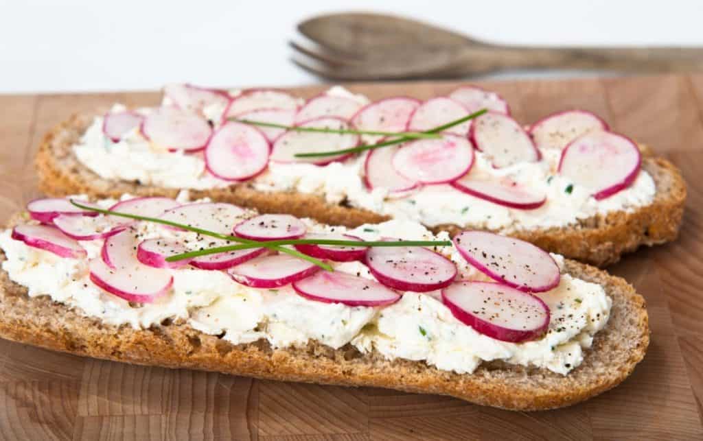 Rettich-Radieschen-Aufstrich mit frischen Blättern